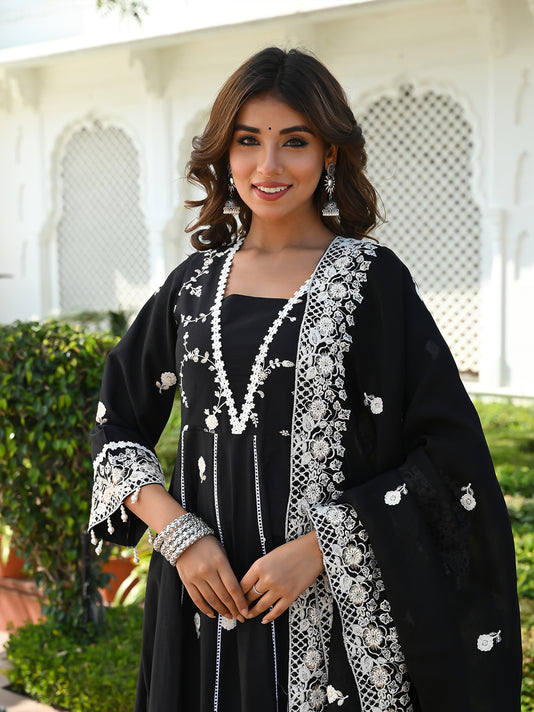 Latest Women Ethnic Wear & Dresses Collection | Mulmul.com